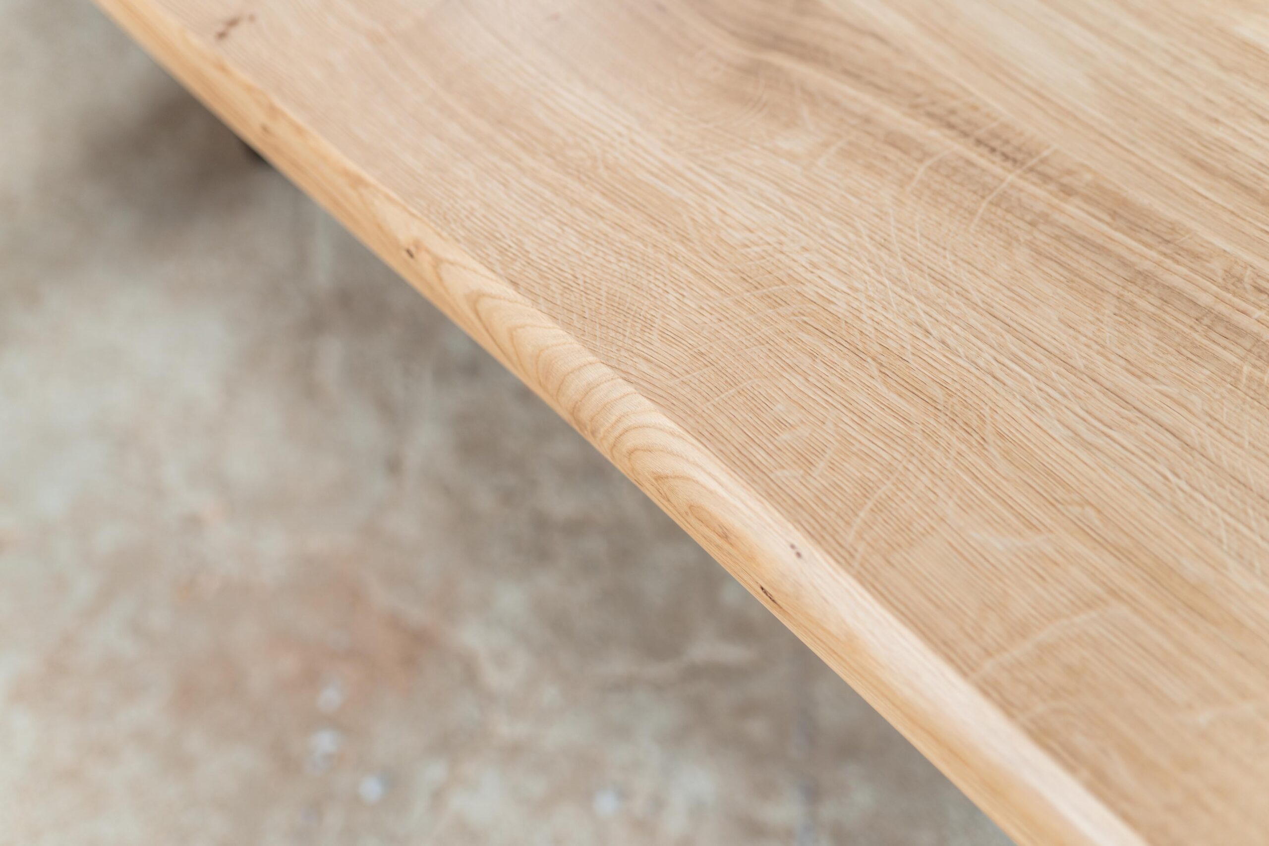 Comment rénover une table en bois verni