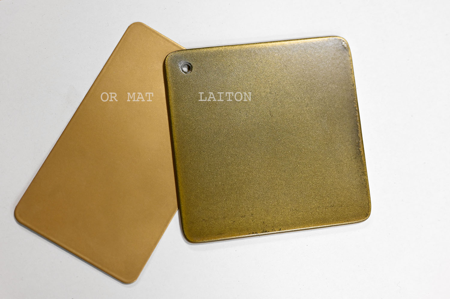 La couleur laiton pour du mobilier / ARTMETA