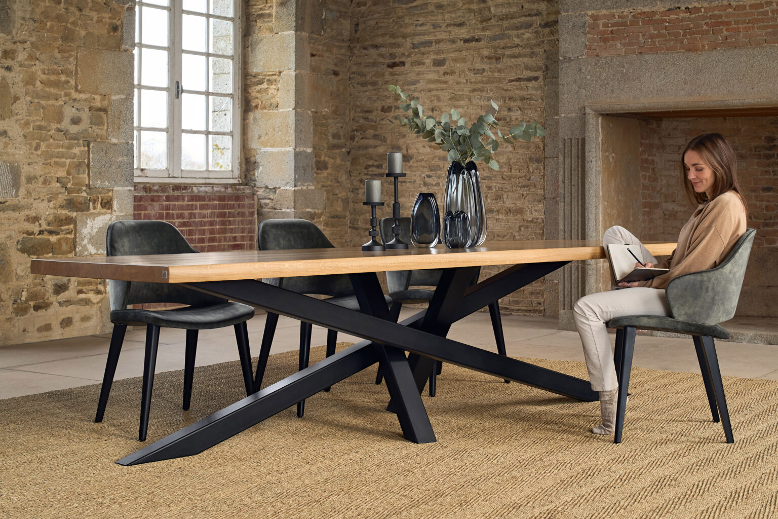 Table à manger Mikado : plateau bois massif + pied central en acier